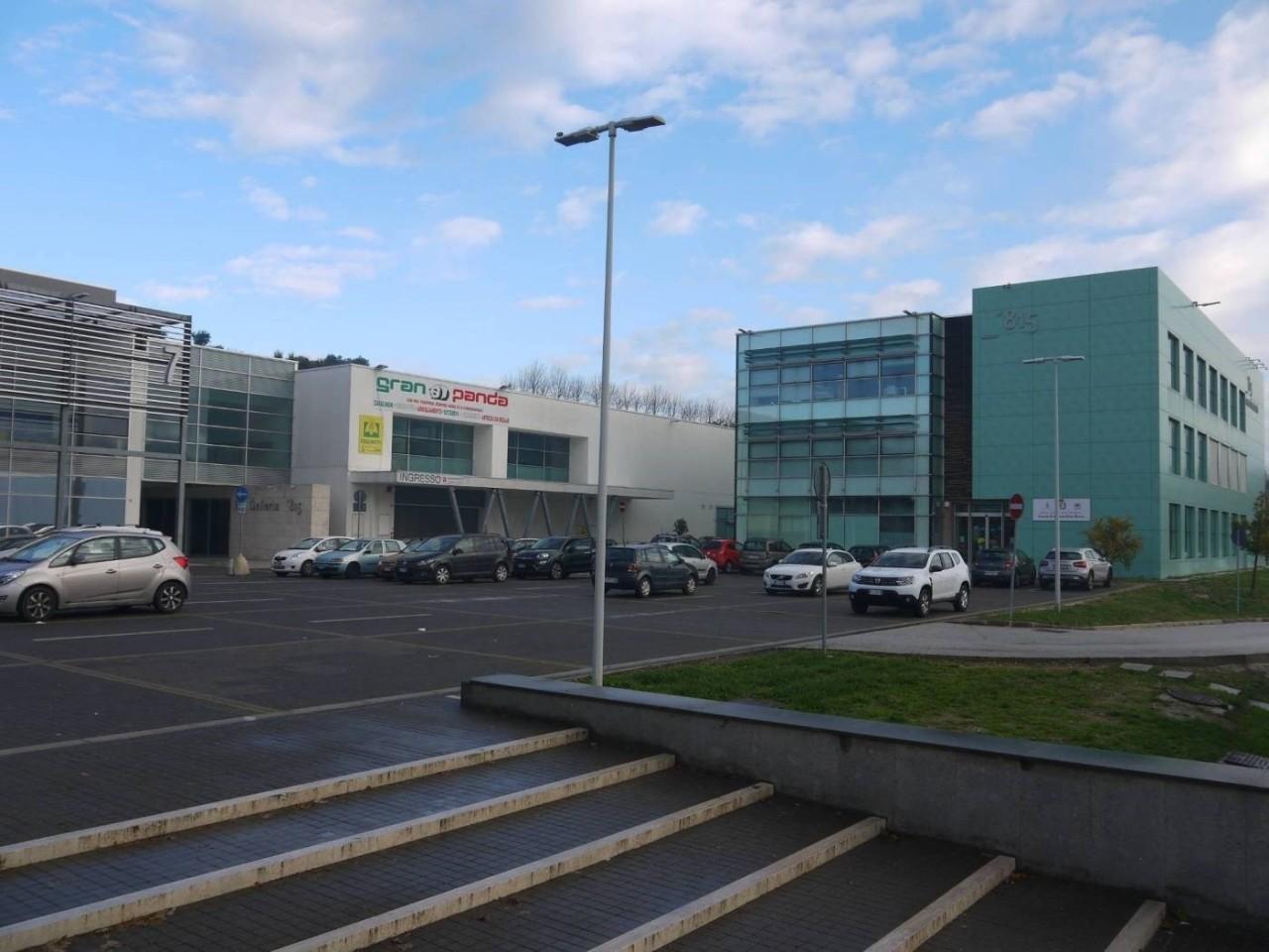 Palazzina commerciale in vendita a Tolentino