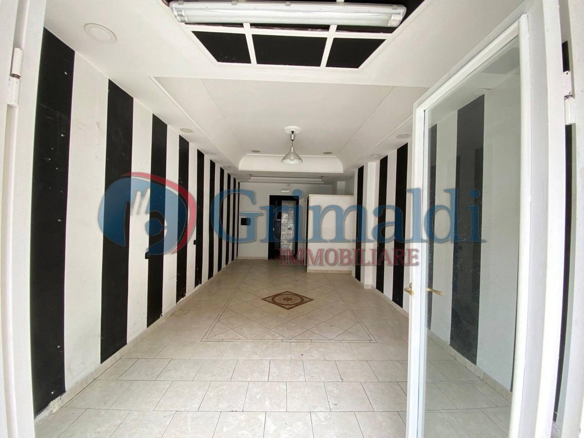 Palazzina commerciale in vendita a Giugliano In Campania