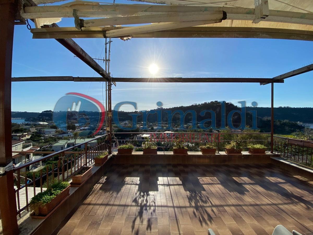 Palazzina commerciale in vendita a Pozzuoli