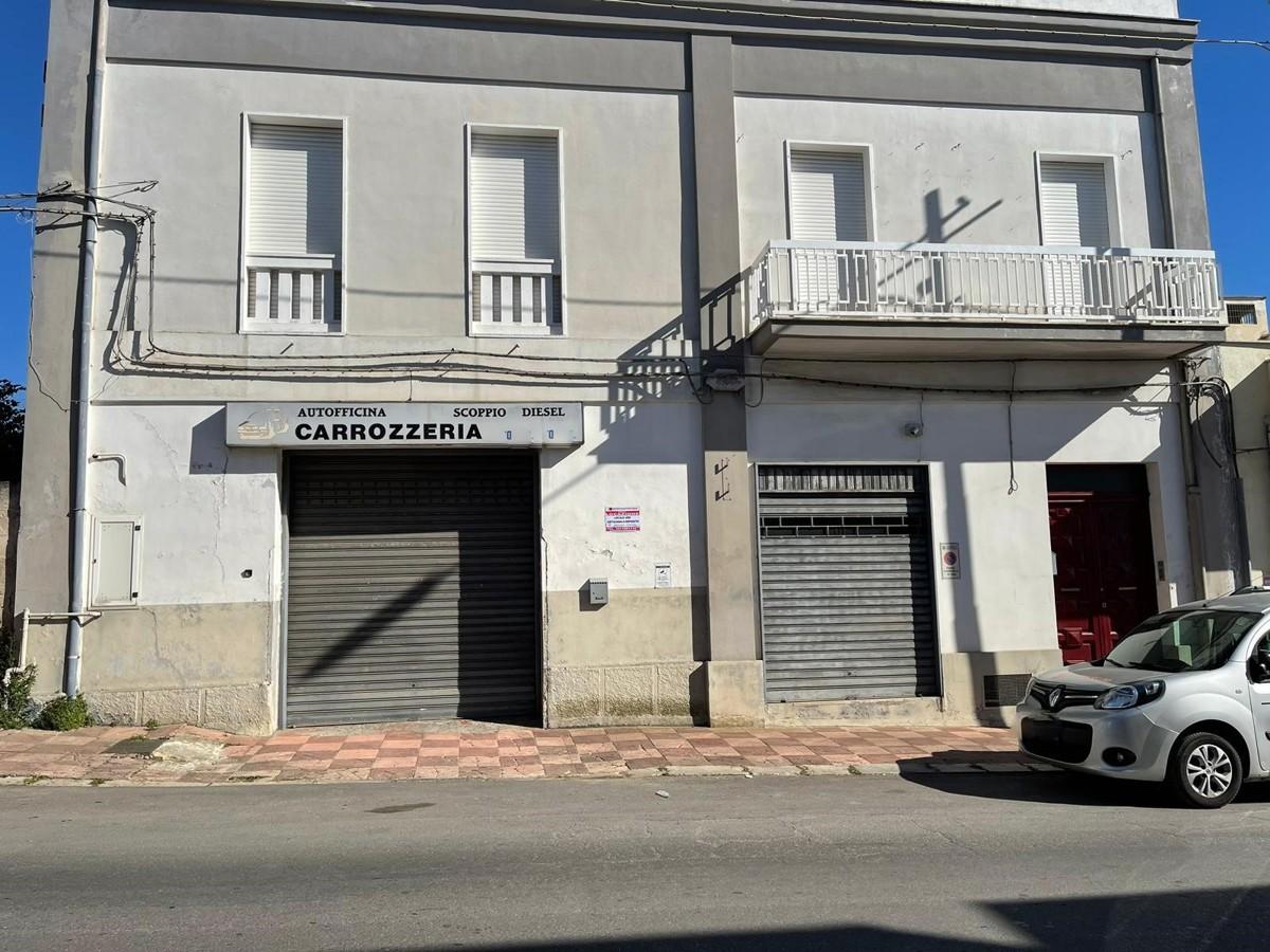 Esercizio commerciale in affitto a Grottaglie