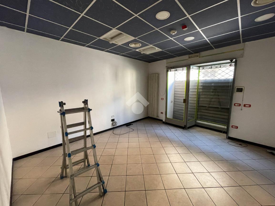 Negozio in affitto a Olginate