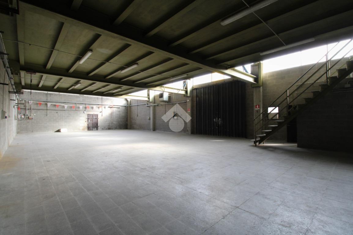 Capannone in vendita a Osnago