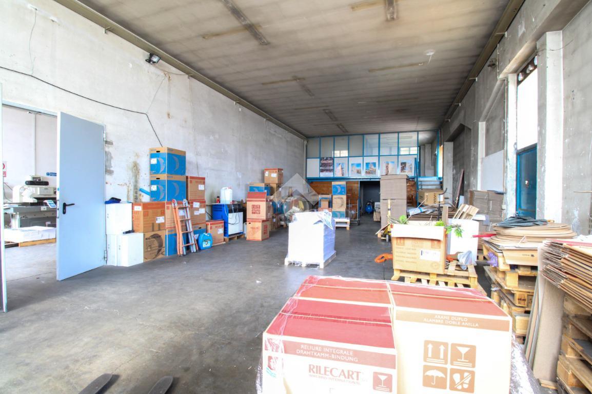 Capannone in vendita a Osnago