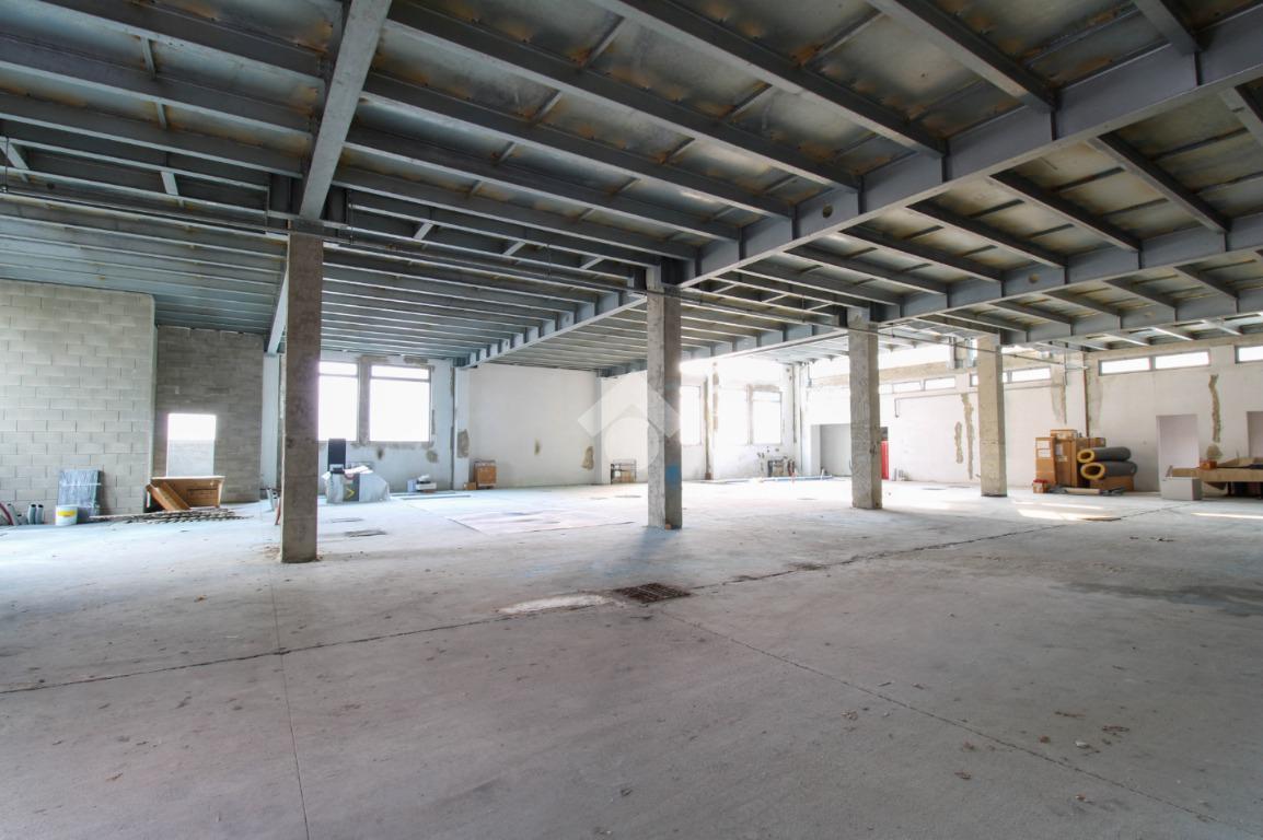 Capannone in vendita a Pescate