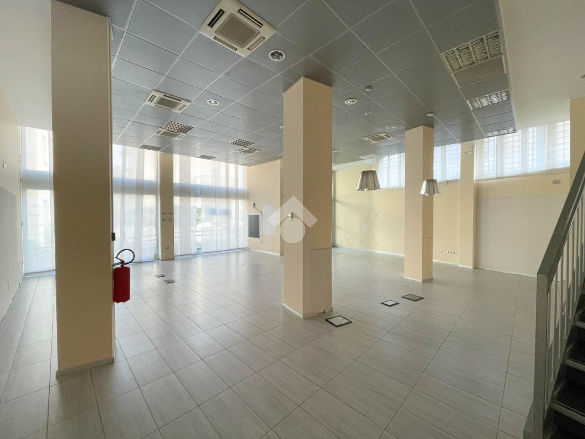 Negozio in affitto a Calco