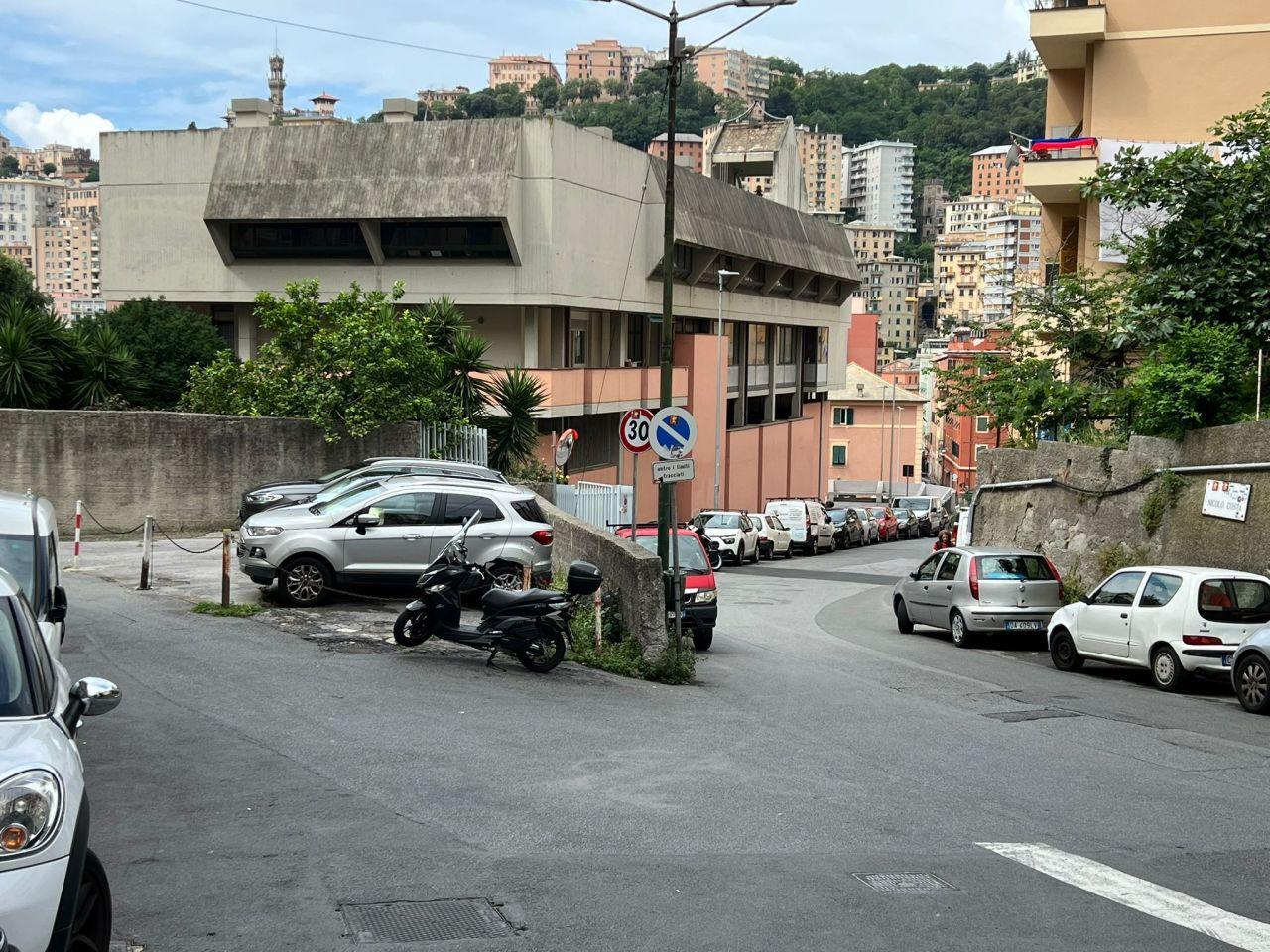 Palazzina commerciale in vendita a Genova