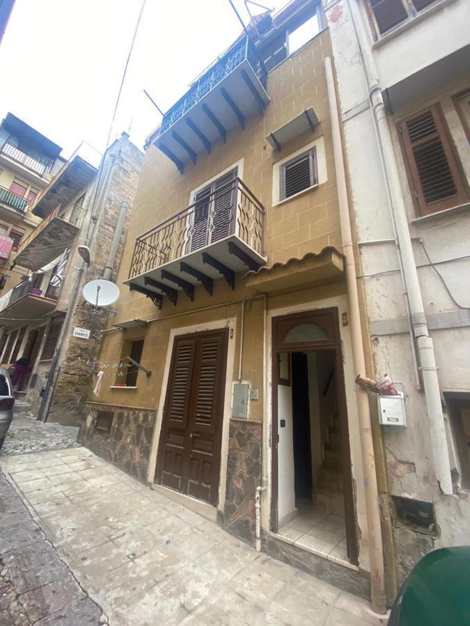 Palazzo in vendita a Carini