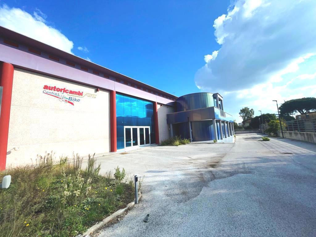 Palazzina commerciale in affitto a Aprilia