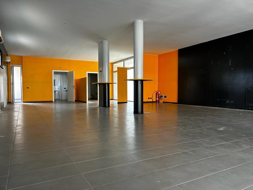 Negozio in affitto a Cantu'