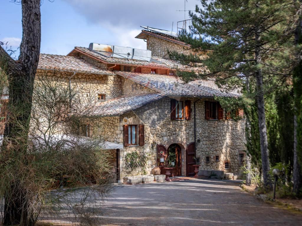 Albergo in vendita a Sarteano