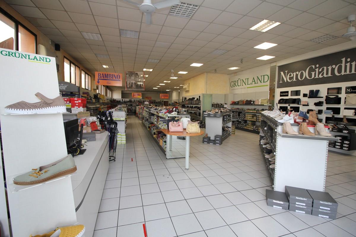 Esercizio commerciale in vendita a Venegono Inferiore