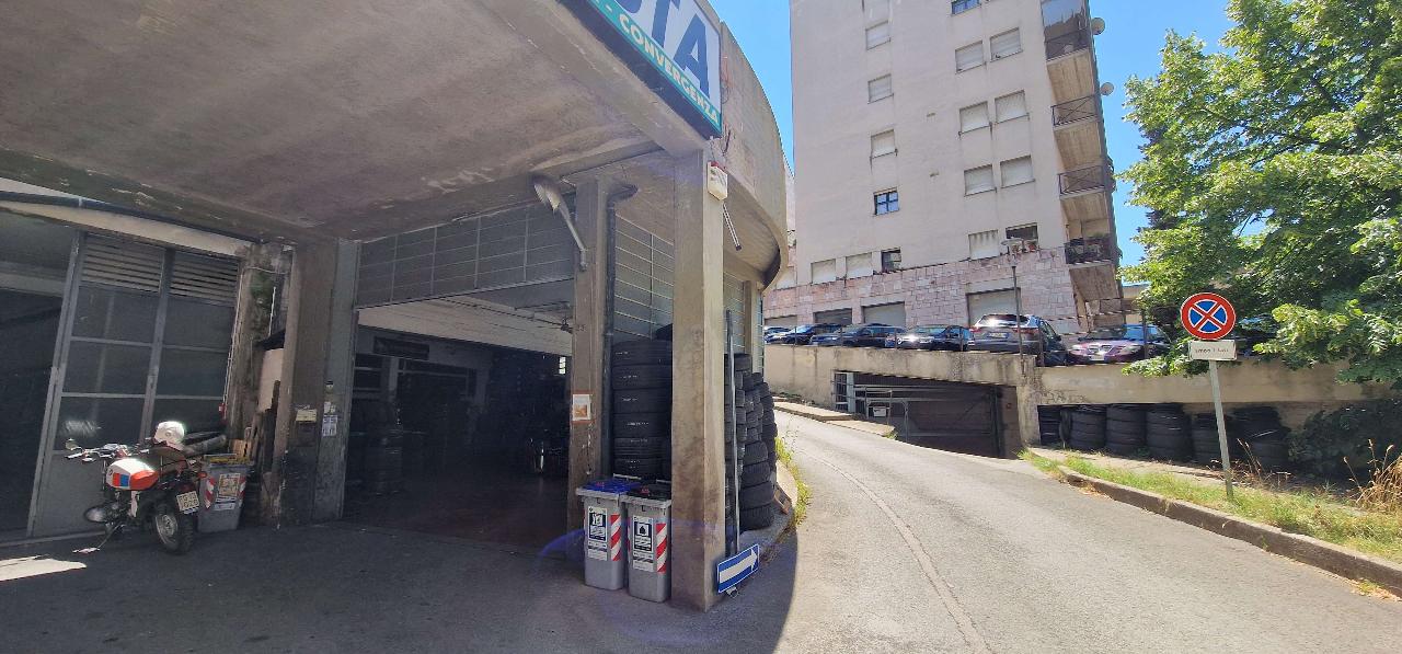 Palazzina commerciale in vendita a Perugia