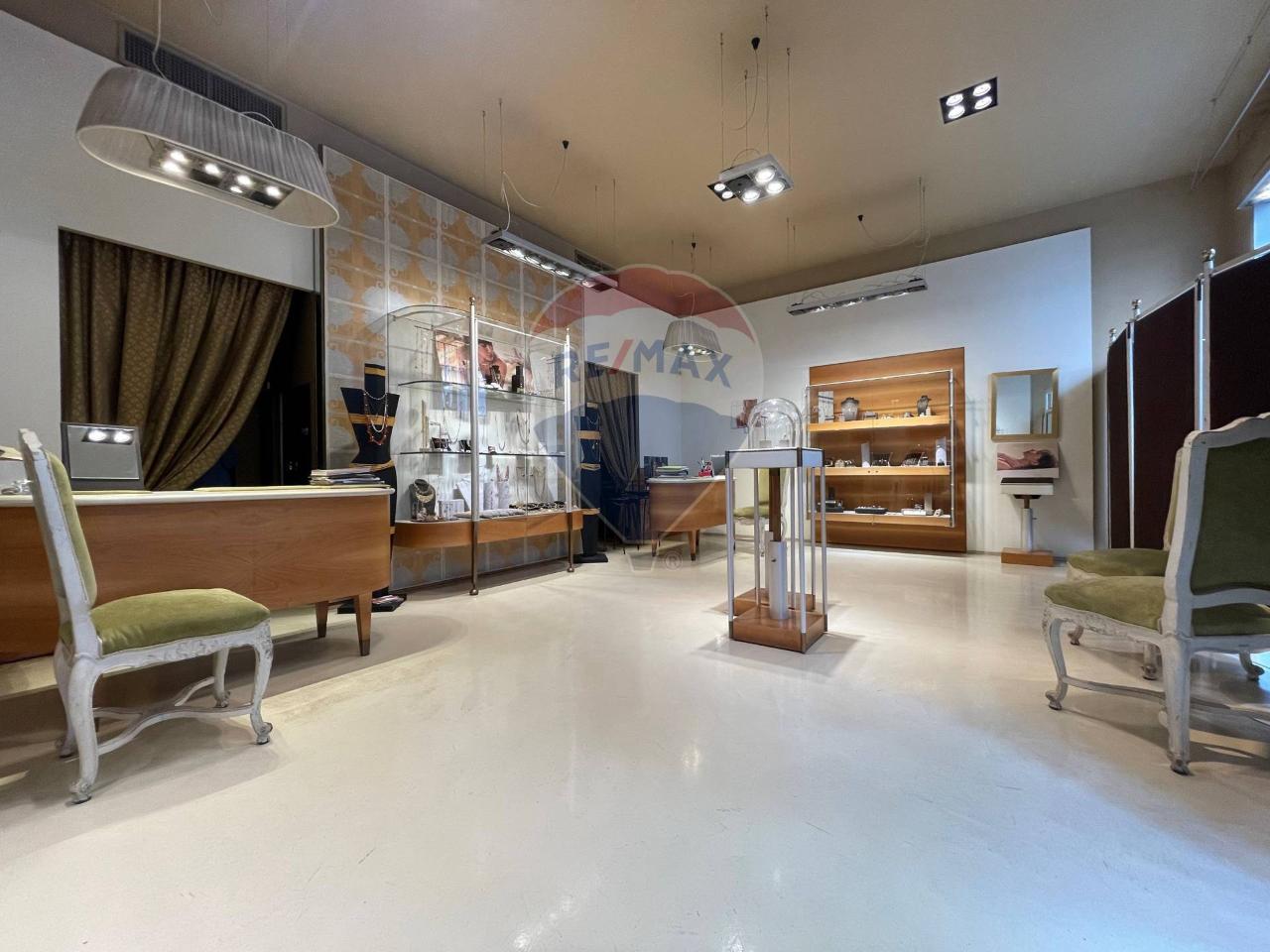 Esercizio commerciale in vendita a Bari