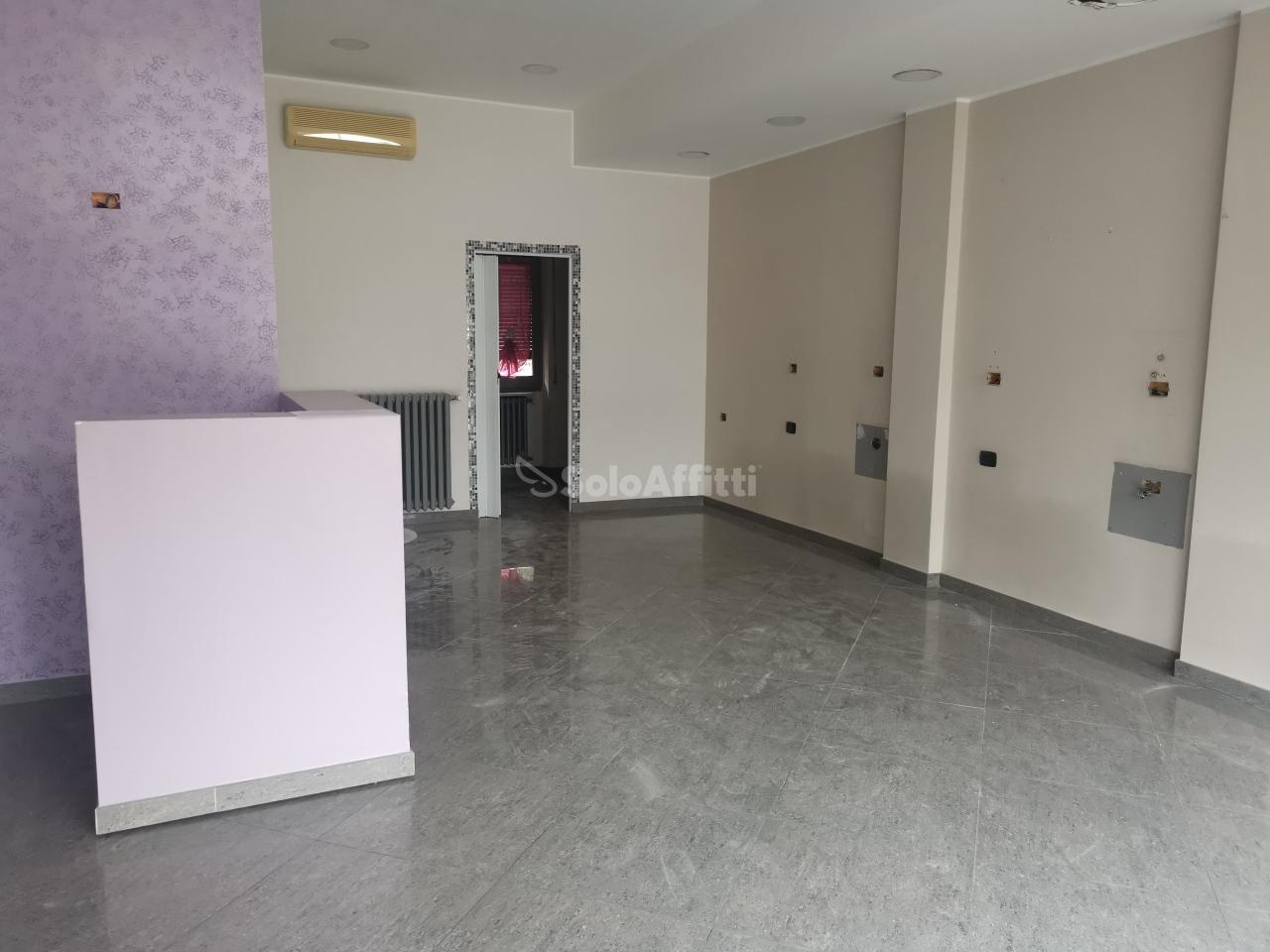 Negozio in affitto a Caronno Pertusella