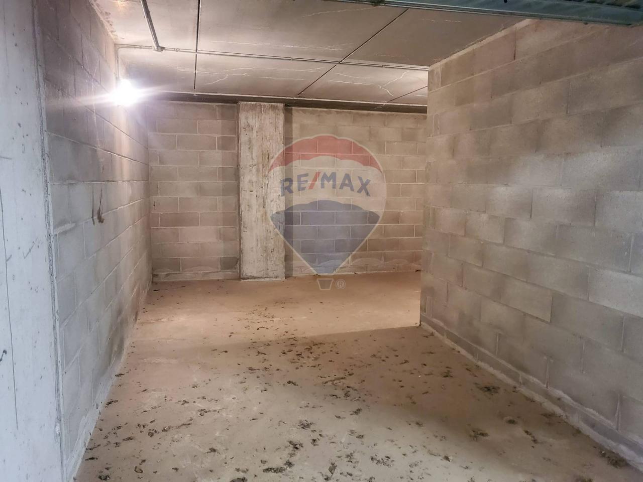 Box in vendita a Abbiategrasso