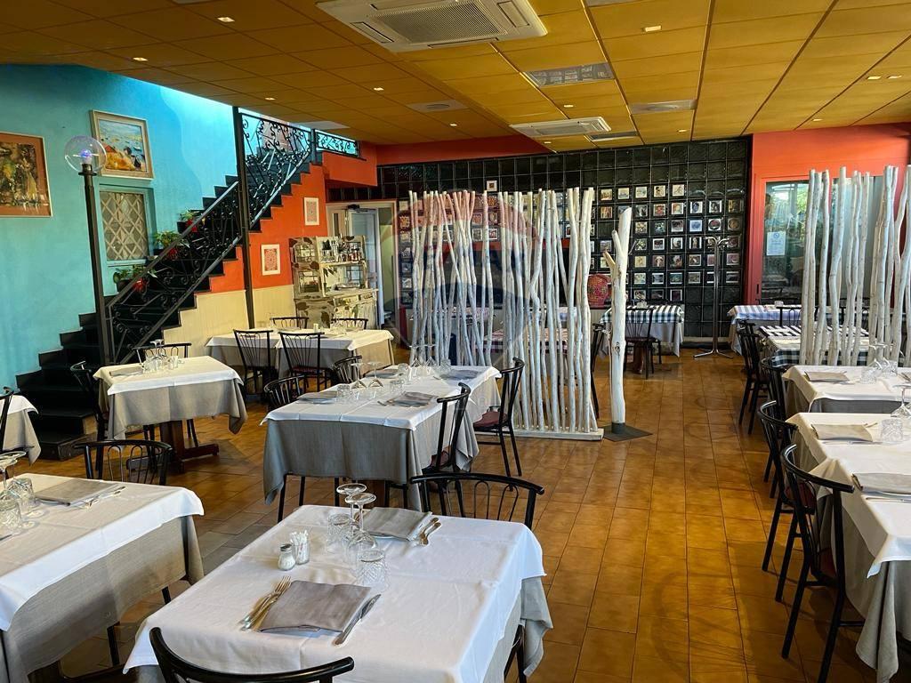 Esercizio commerciale in vendita a Genova