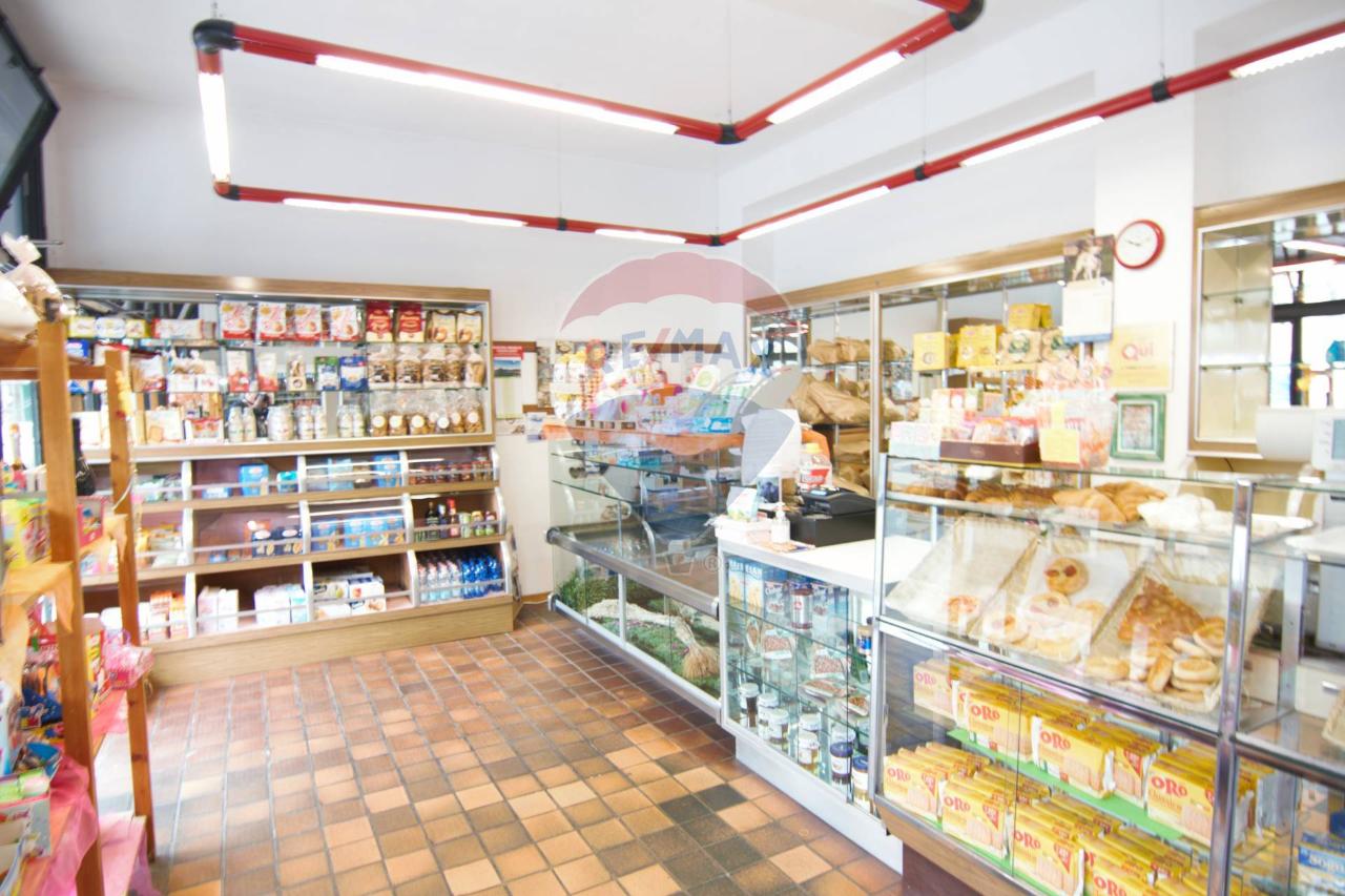 Esercizio commerciale in vendita a Clivio