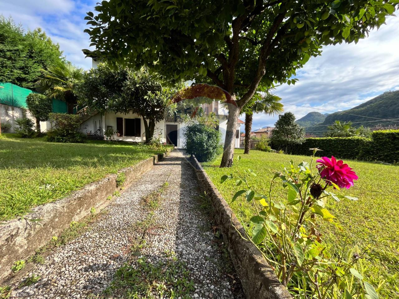 Villa in vendita a Besano