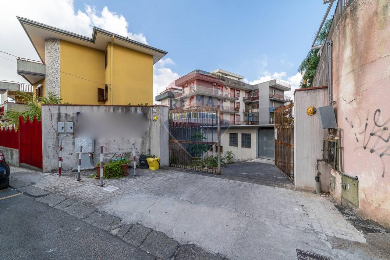 Magazzino in vendita a Gravina Di Catania