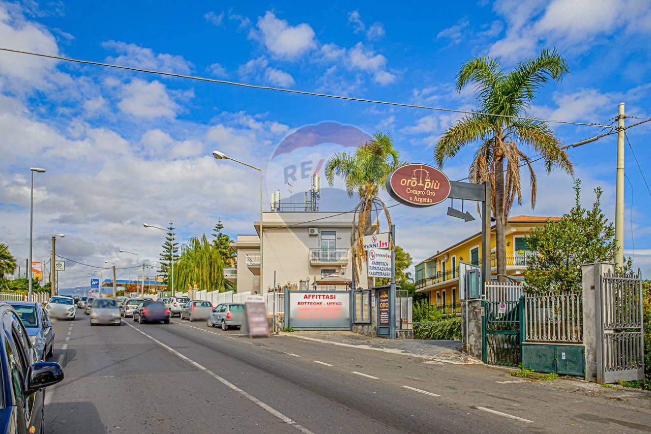 Negozio in affitto a Gravina Di Catania