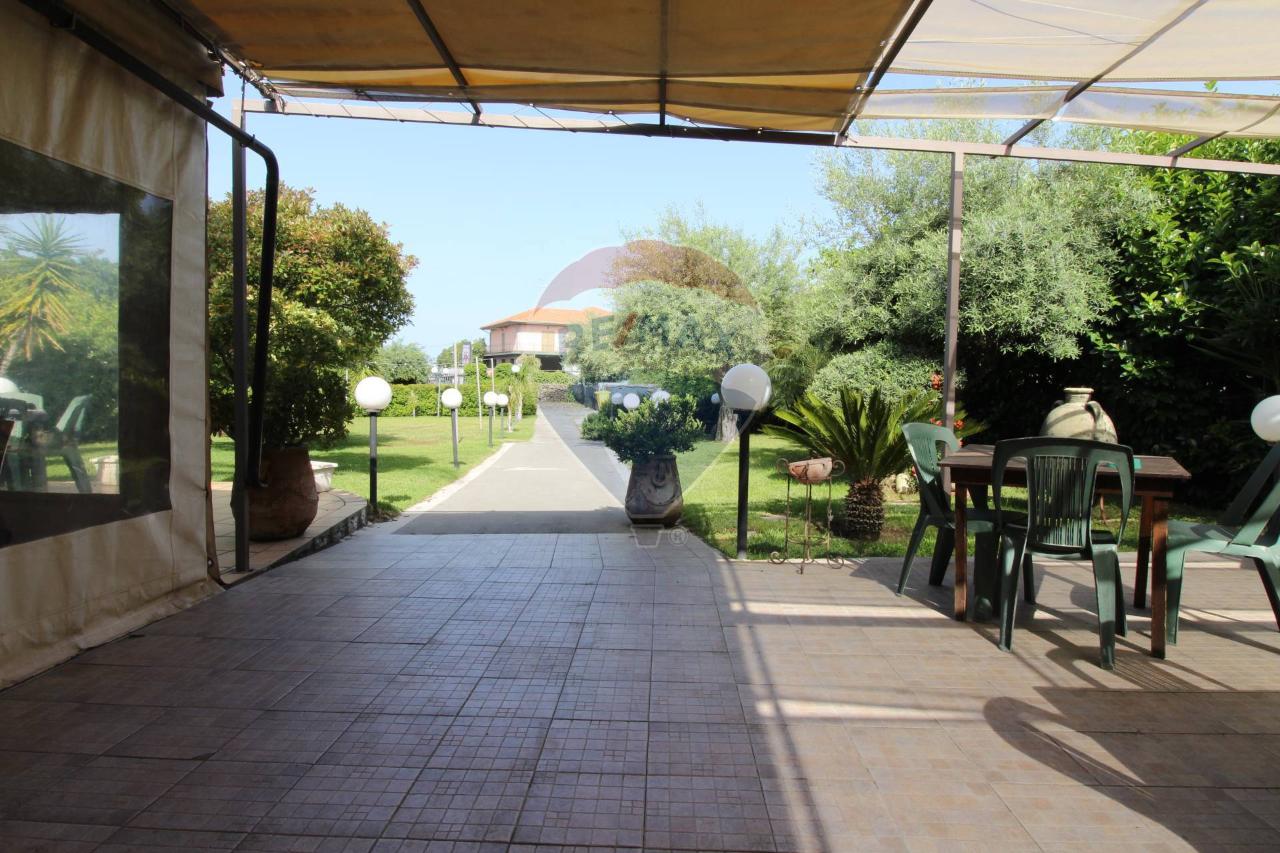 Esercizio commerciale in vendita a Trecastagni