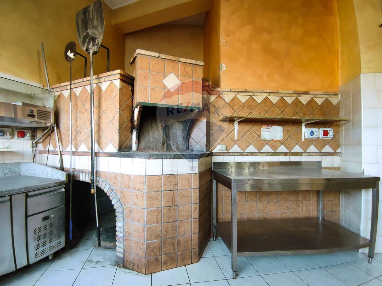 Esercizio commerciale in affitto a Aci Catena