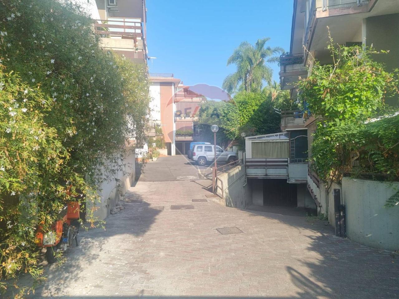 Box in vendita a Aci Castello