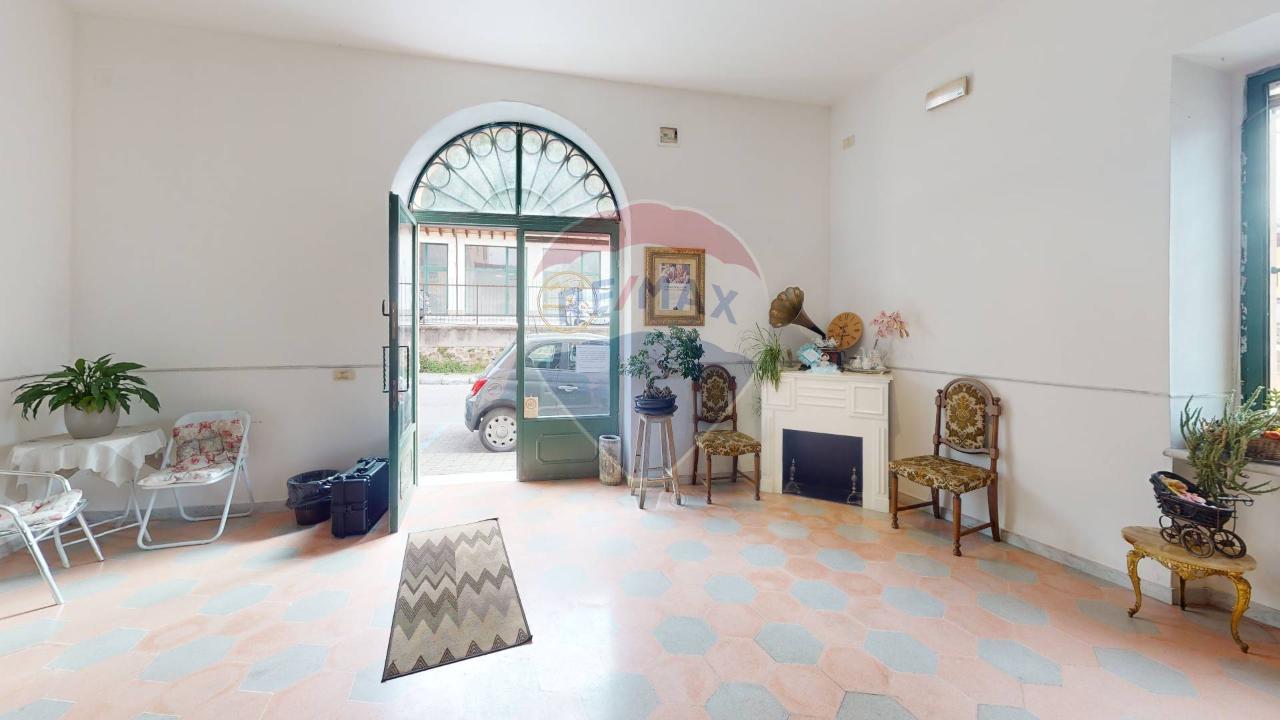 Negozio in vendita a Massa