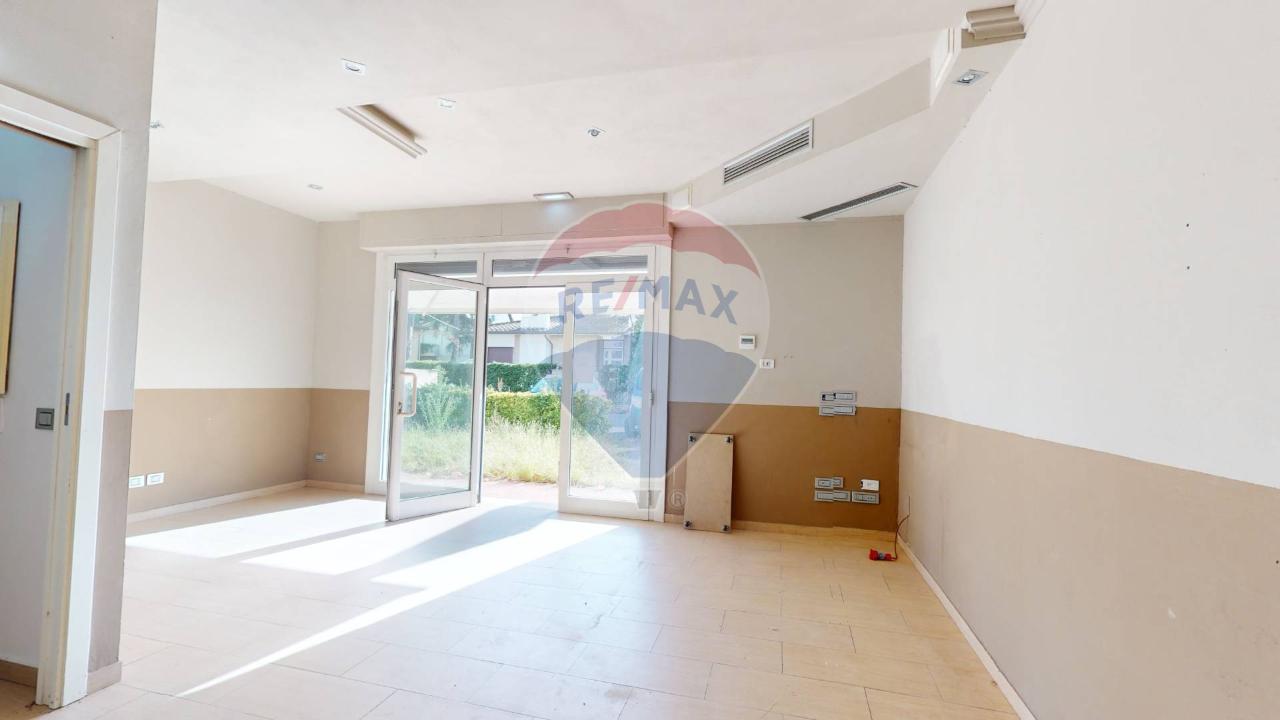 Esercizio commerciale in vendita a Viareggio