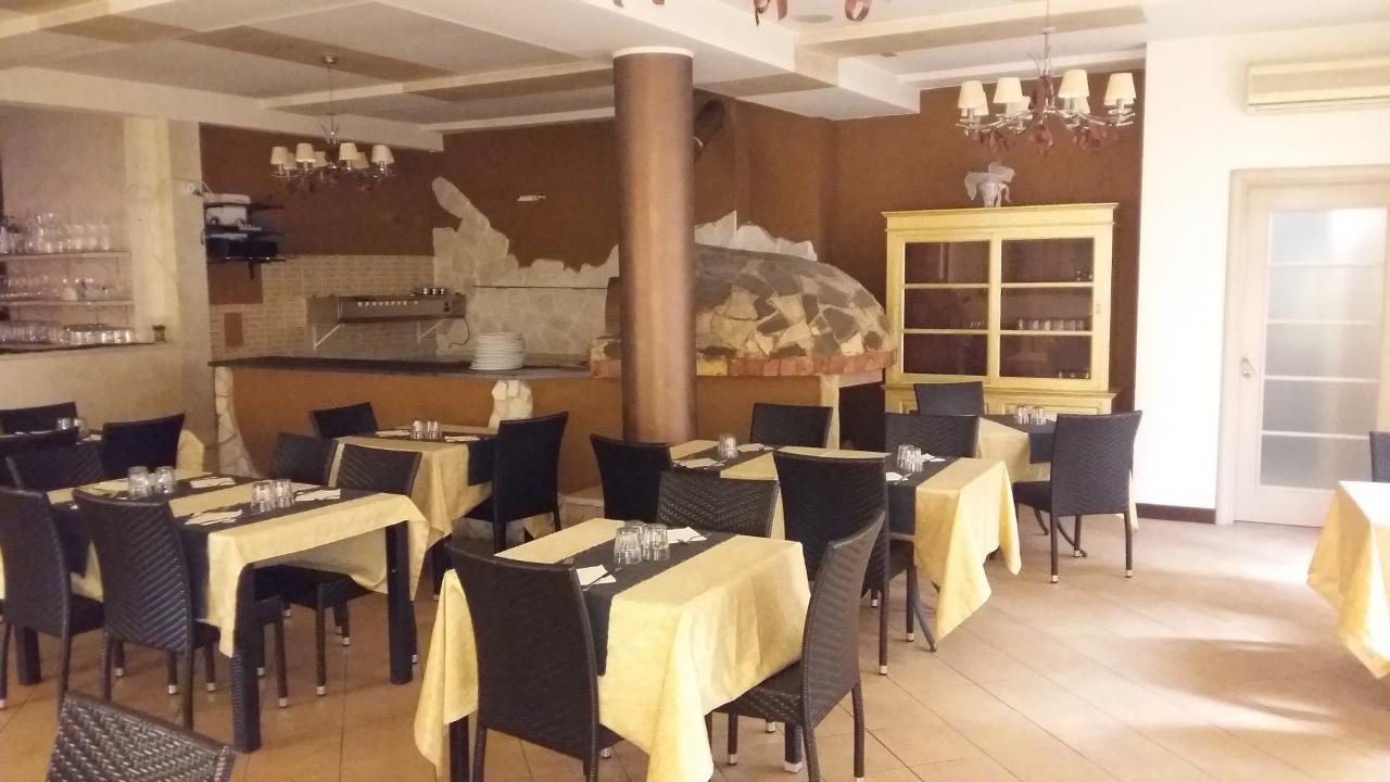 Esercizio commerciale in vendita/affitto a Massa