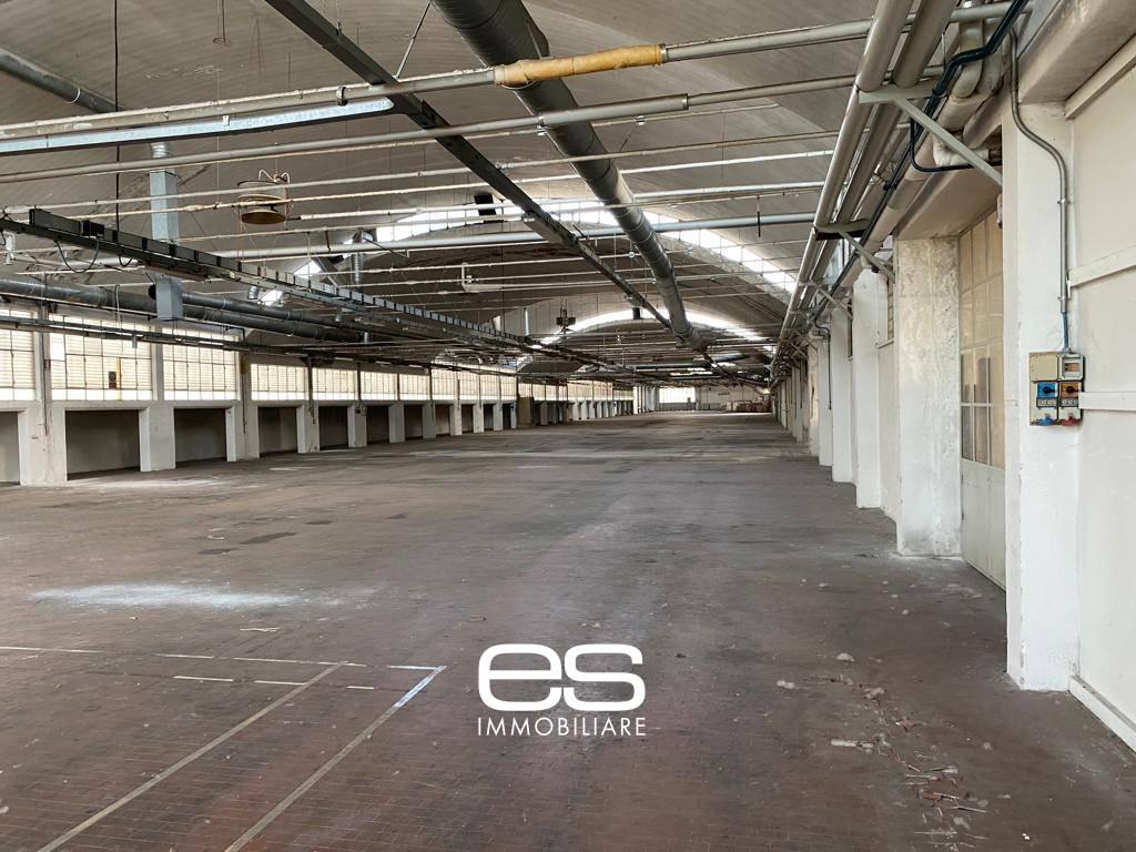Capannone in vendita a Carugo