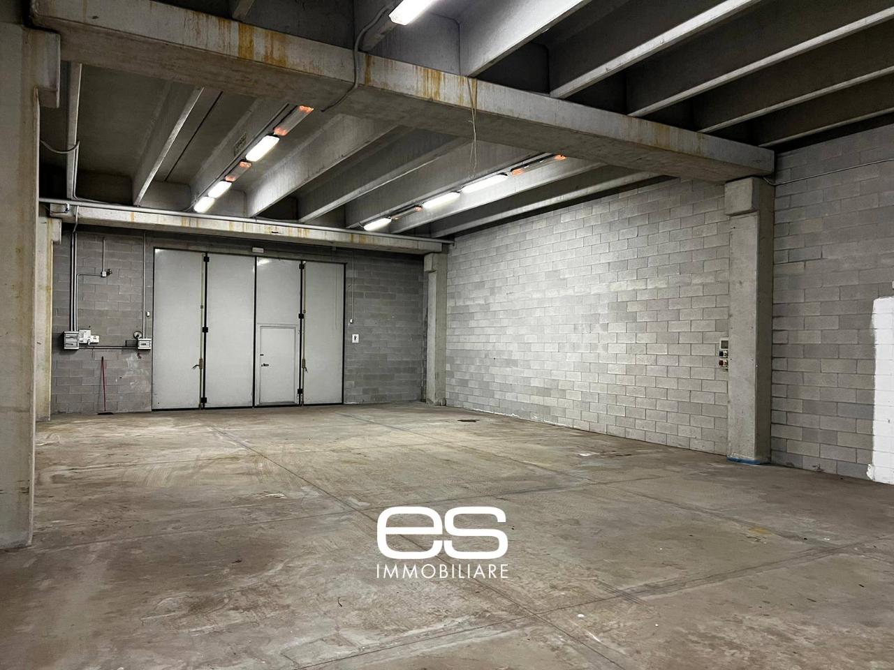 Capannone in vendita a Erba