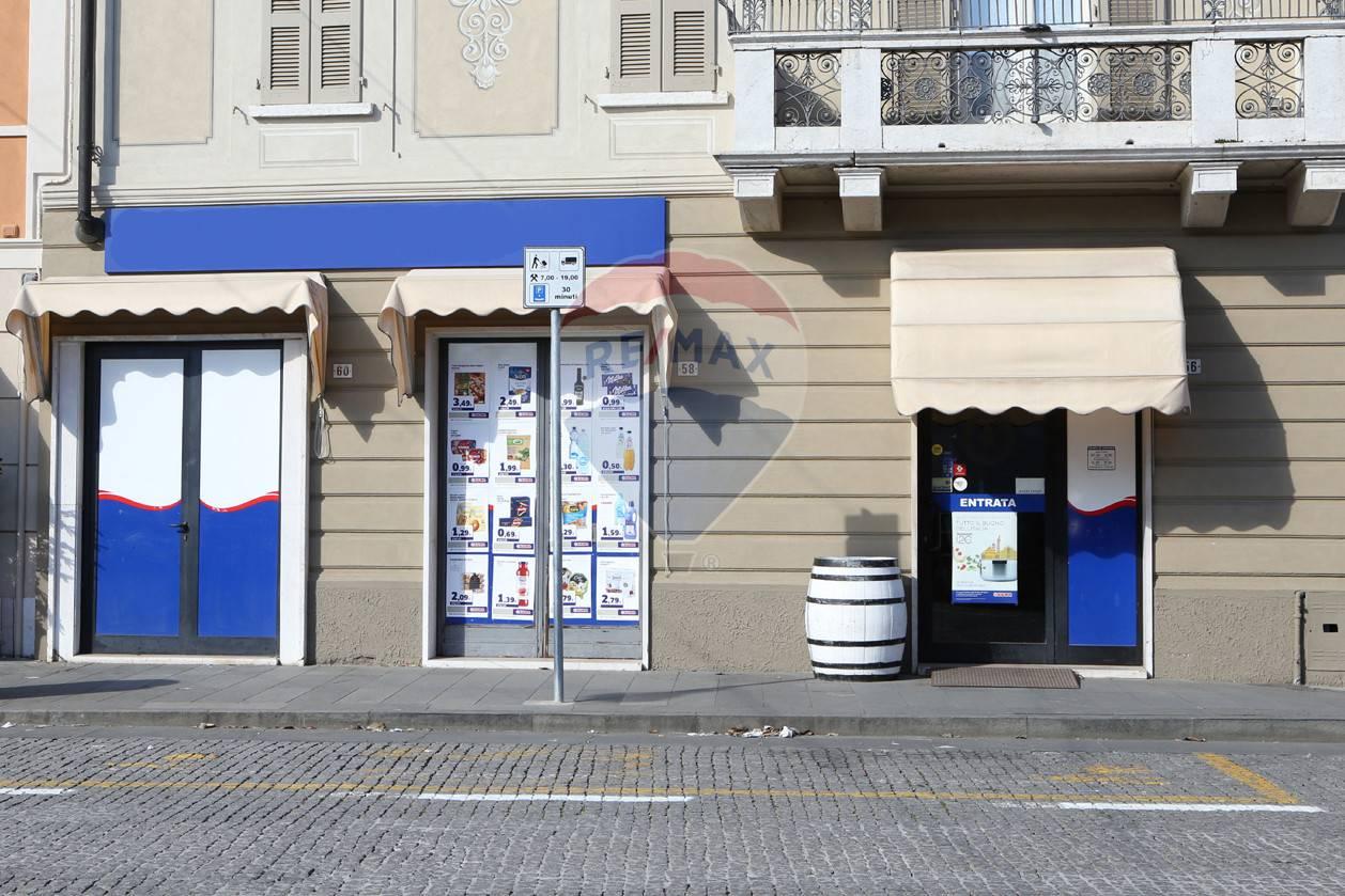 Esercizio commerciale in affitto a Dello