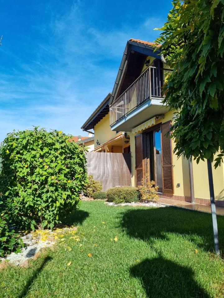 Villa bifamiliare in vendita a Biandronno