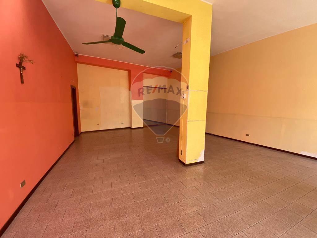 Negozio in affitto a Aci Catena