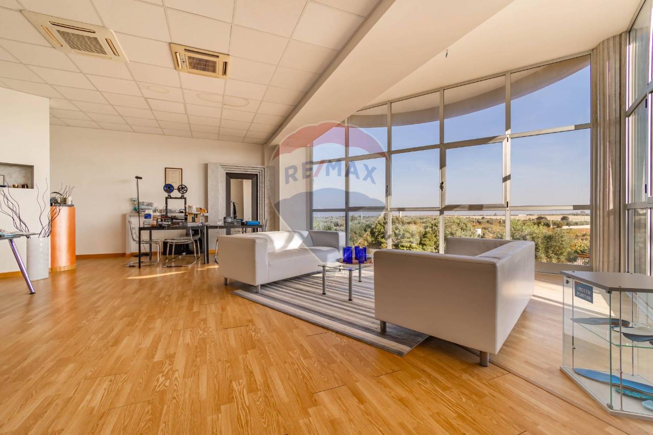 Capannone in vendita a Turi