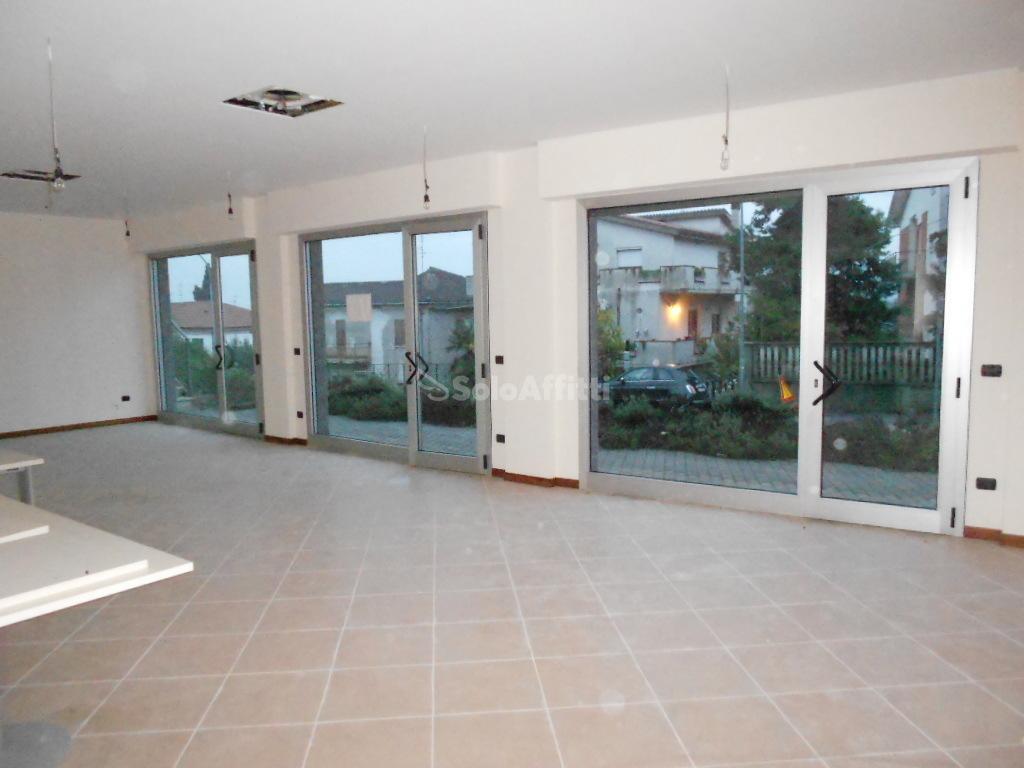 Negozio in affitto a Spoltore