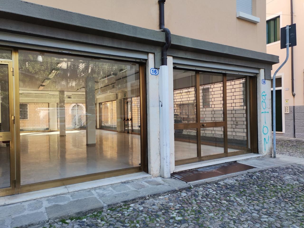 Esercizio commerciale in vendita a Padova