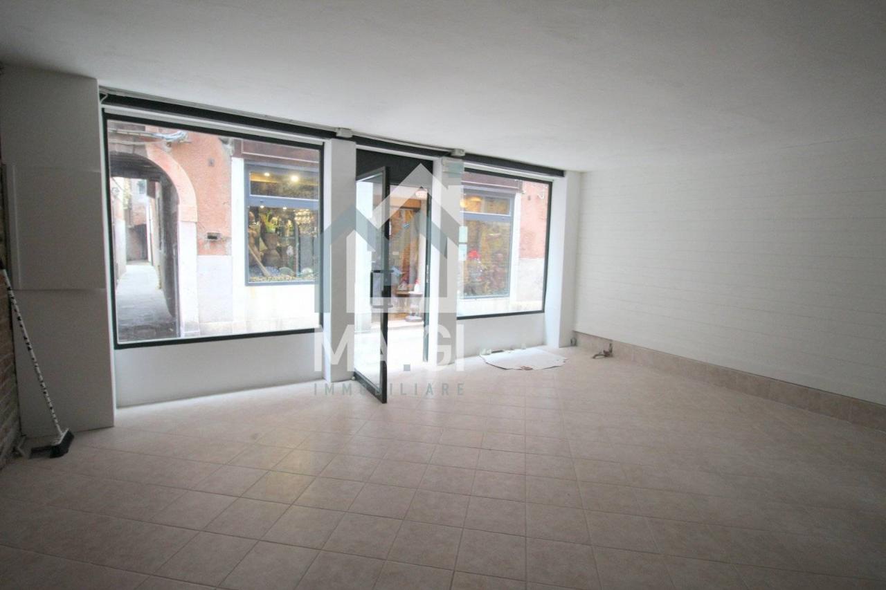 Esercizio commerciale in affitto a Venezia