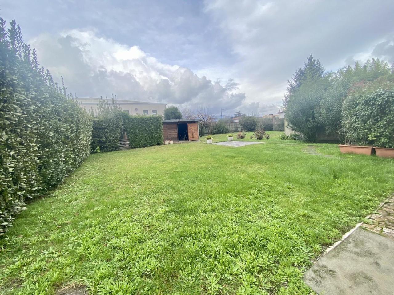 Villa bifamiliare in vendita a Lucca