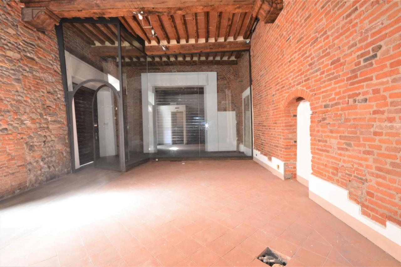 Negozio in affitto a Lucca