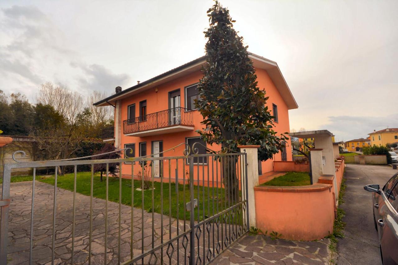 Villa bifamiliare in vendita a Lucca