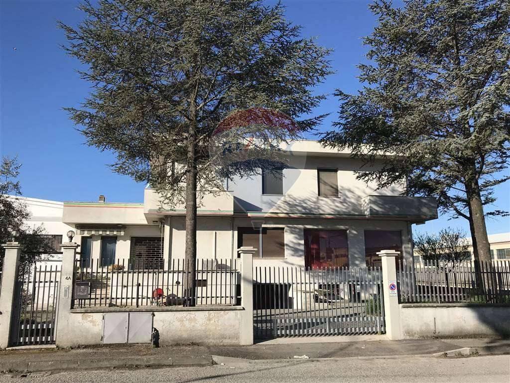 Capannone in vendita a Falconara Marittima