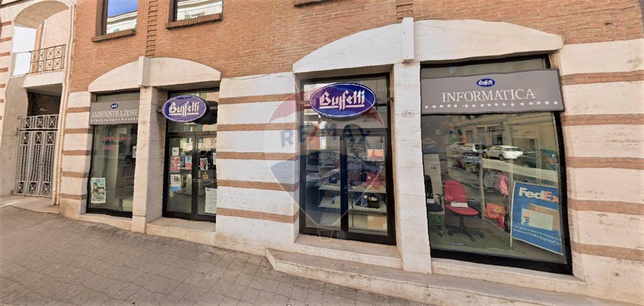 Esercizio commerciale in vendita a Ancona