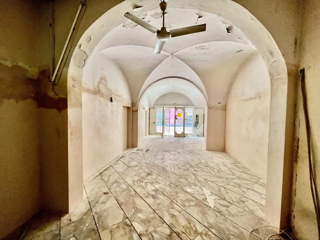 Locale commerciale in affitto a Pontedera