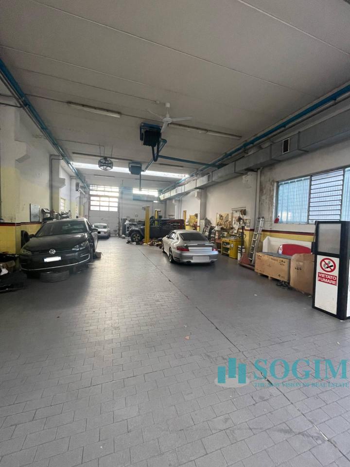 Capannone in vendita a Caronno Pertusella