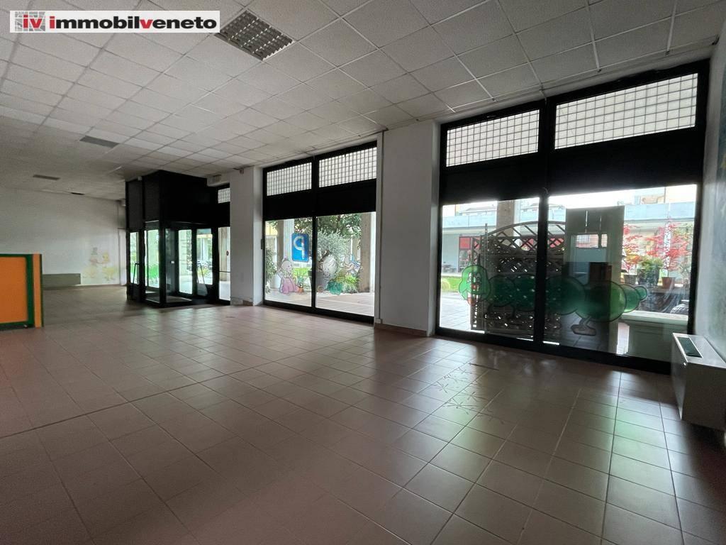 Esercizio commerciale in vendita a Montecchio Maggiore