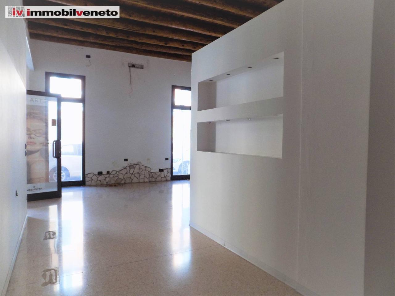 Esercizio commerciale in affitto a Lonigo