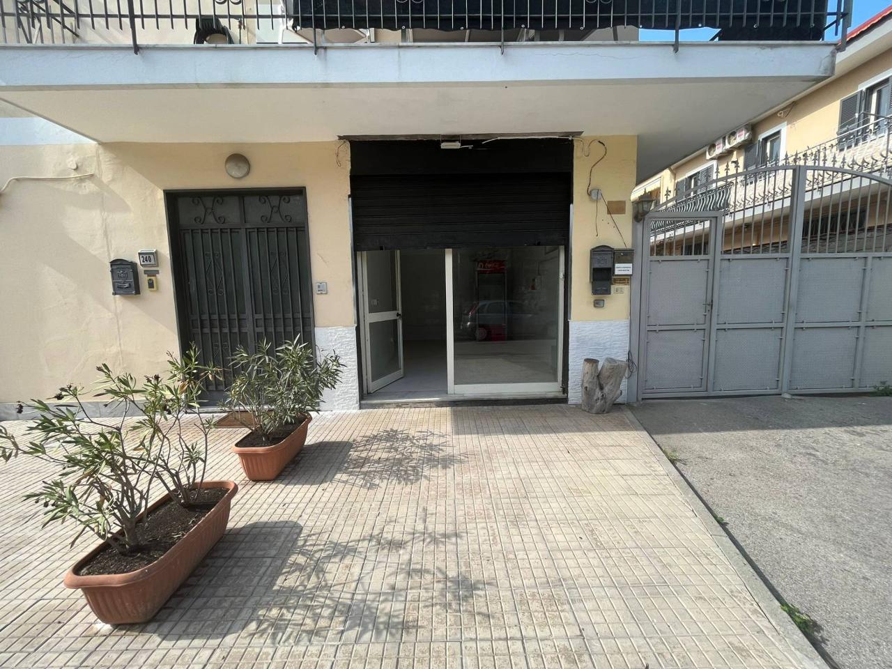 Negozio in affitto a Napoli