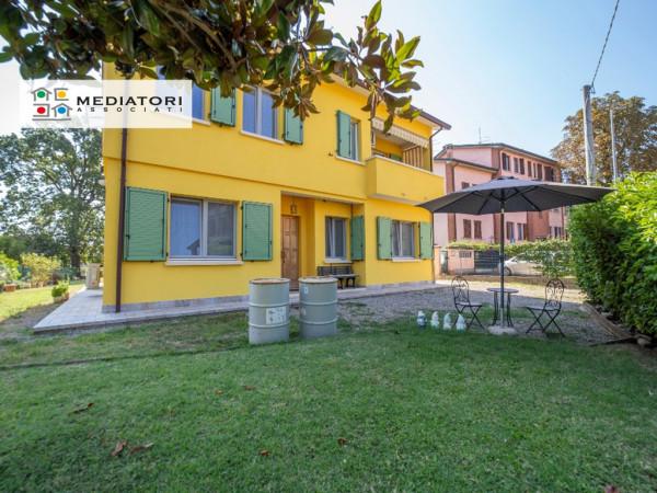 Villa plurifamiliare in vendita a Montechiarugolo